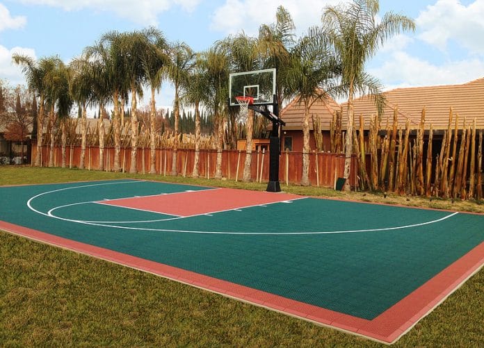 Il Piacere Di Un Campo Da Basket Nel Giardino Di Casa
